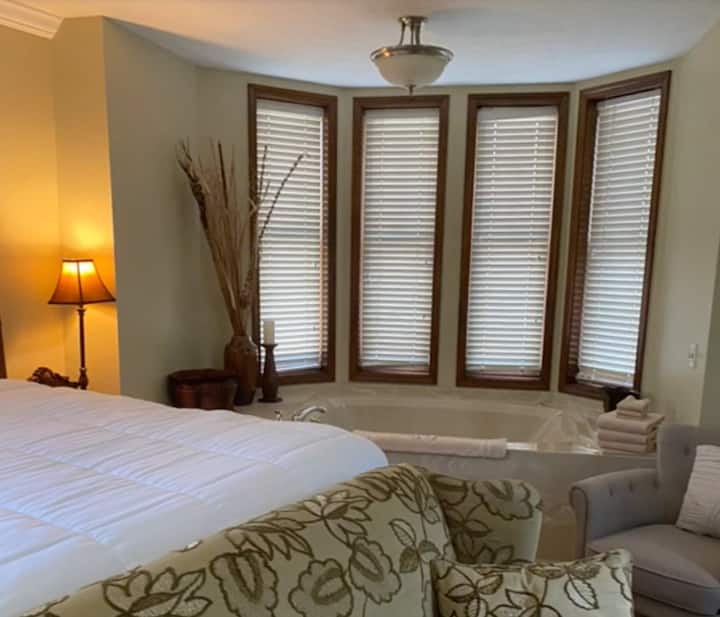 Flatiron Flats Penthouse Suite - Eureka Springs, AR
