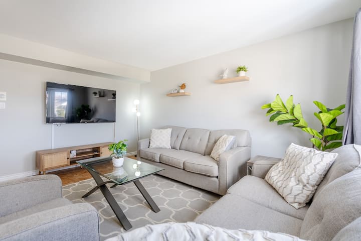 5br Home/sleeps14/nearfanshawe&westernfair - London, ON, Canada