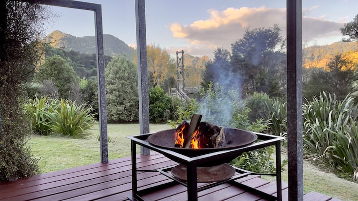Swing Bridge Huts, Near The Pinnacles - Thames