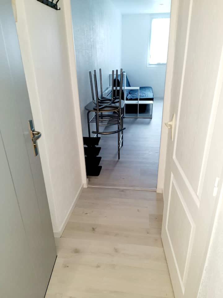 Jolie Petit Studio Meublé - Blan