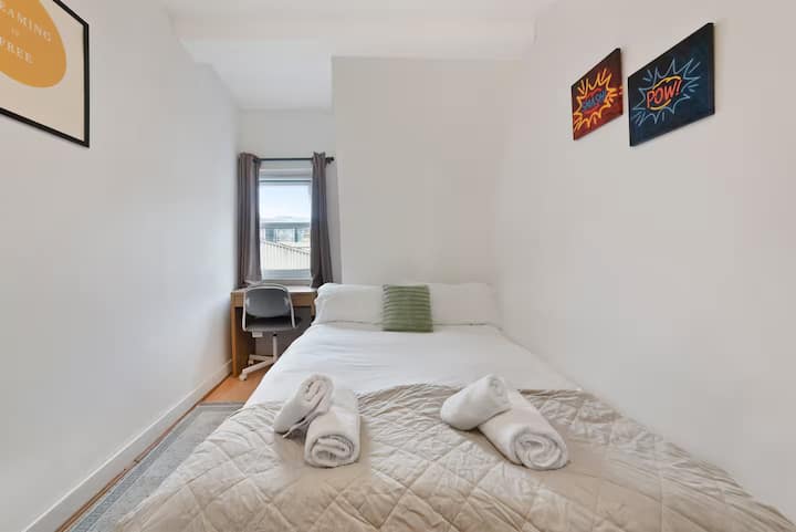 Live In The Heart Of East London - London