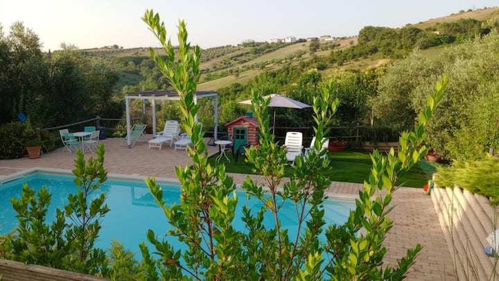 Open Space Con Veranda E Piscina - Martinsicuro