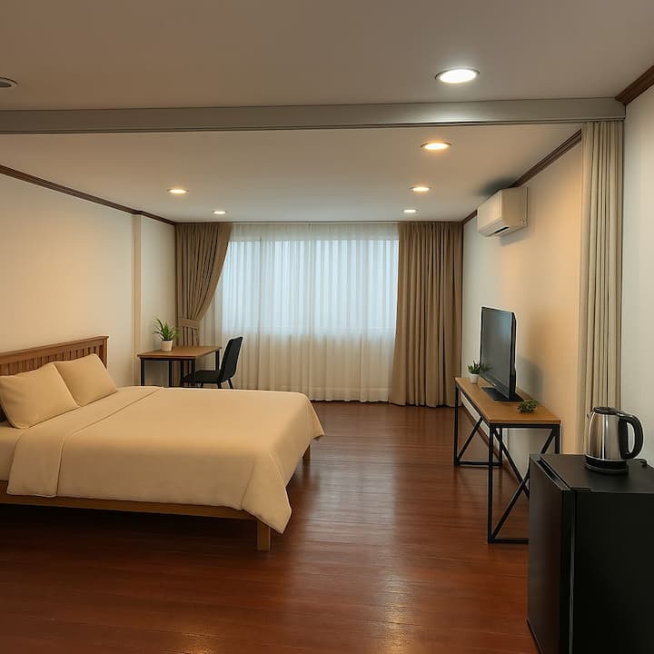King Bed And Private Bathroom - Bangkok