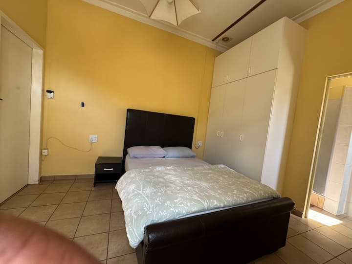 Basic One Bedroom Apartment, No Tv, No Aircon - Windhoek