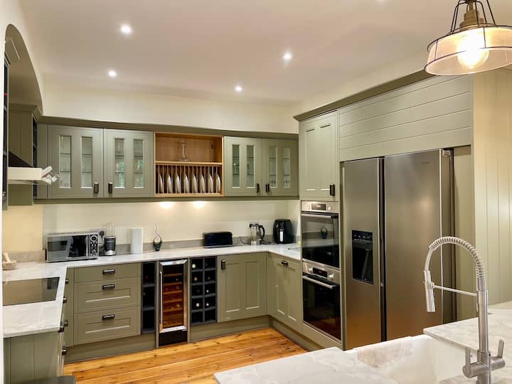 Gorgeous 4 Bedroom Townhouse - Northampton