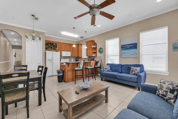 Beachfront South Padre Retreat W/ Balcony & Pool - South Padre Island, TX