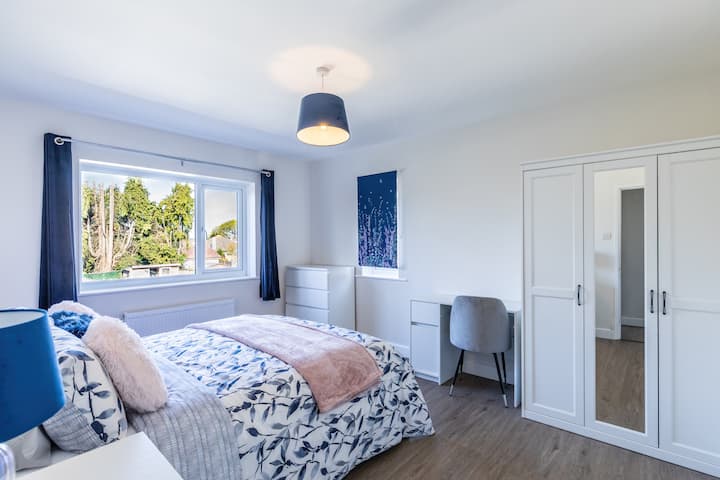 Bright Christchurch Home - 도싯