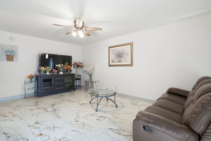 #110 Marble Luxury - Splash Pad, Glendale