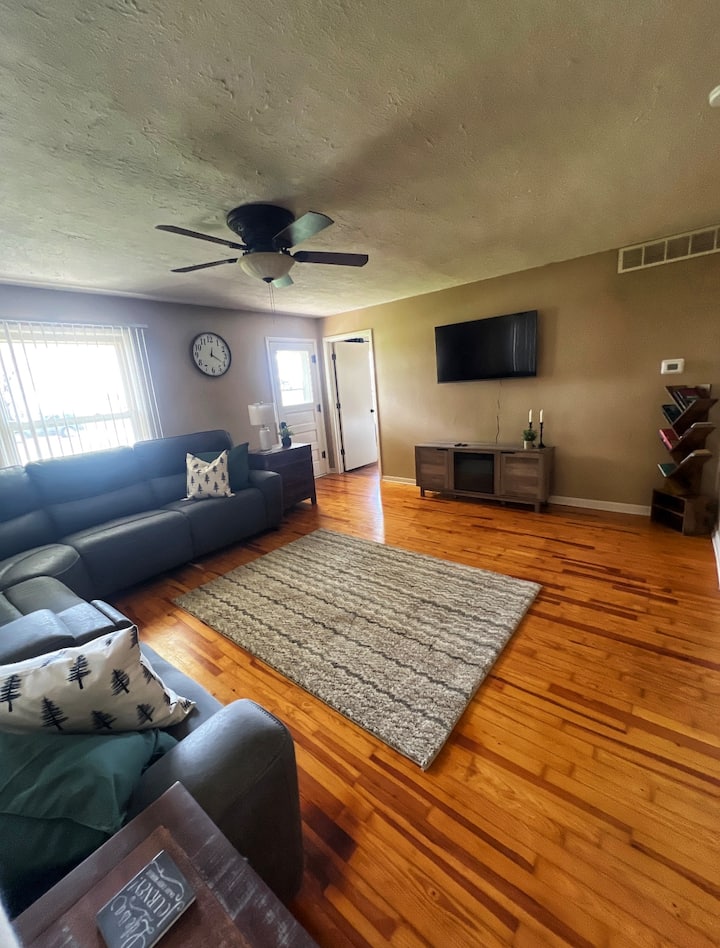 Silo View (Entire Home) - Trenton, MO