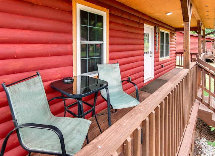 Cozy Smoky Mtn Cabin: Pointing To Fun & Relaxation - Cherokee, NC