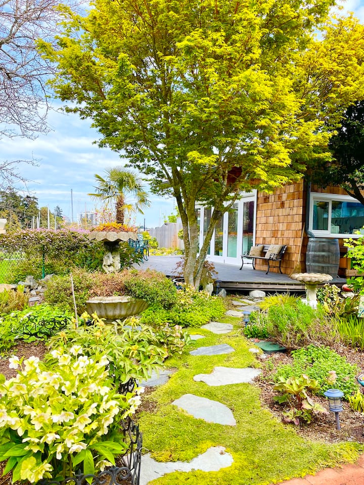 4br Marina-view Home W/ Ensuite Baths & Garden - Victoria