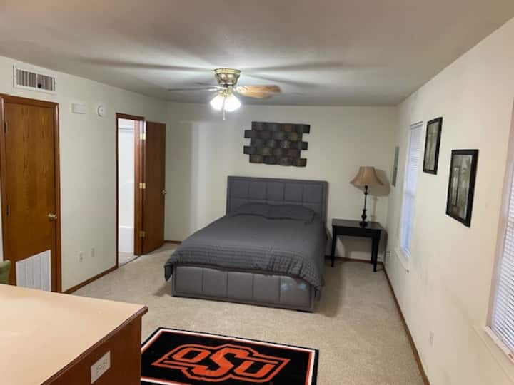Spacious Studio Apartment M-4 - Stillwater, OK