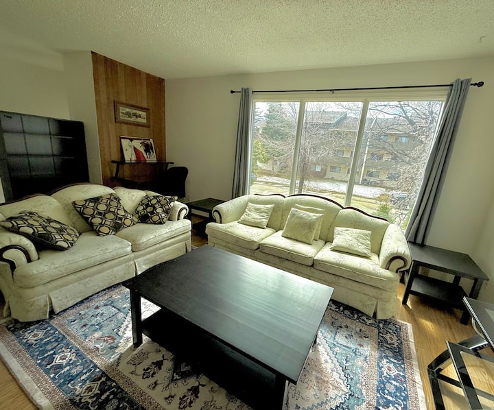 Cozy, Tidy & Bright 3 Br Suite - Grande Prairie