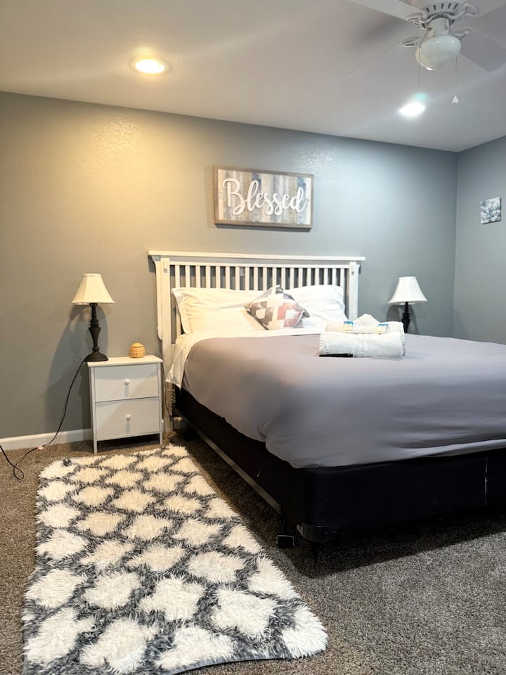 Queen Oasis: Room With Walk-in Closet & Cozy Deck - Colorado Springs, CO