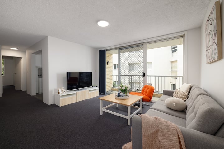 Beachfront Bliss 2br Ocean Breeze Hideaway,parking - Surfers Paradise