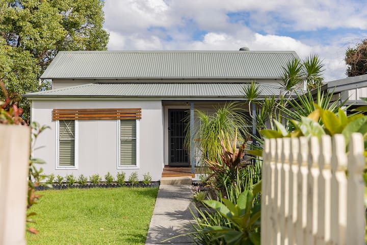 Charlestown Cottage—beachside In Lake Macquarie - Belmont
