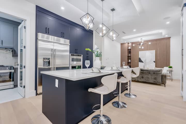 The Ashford | Luxury Getaway - Surrey, BC