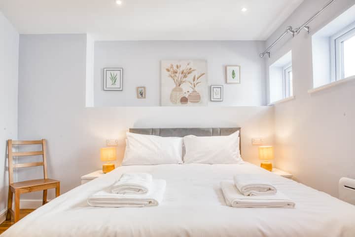 Suite3 1 Bed Flat King Sized Bed - Lincoln