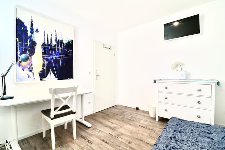 Möbliertes Einzelzimmer Mit Computerarbeitsplatz - Berlin