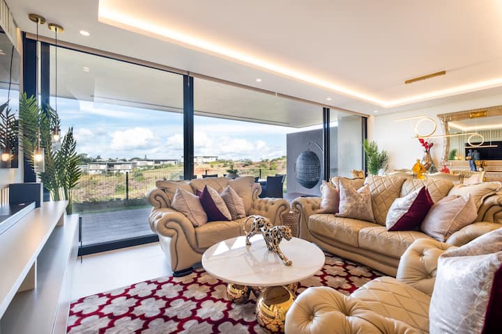 Luxurious Modern Villa With Pool & Scenic Views - Dolphin Coast