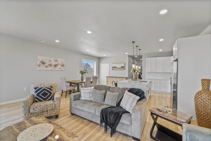 Your Luxurious Home Away From Home! - Garden City, KS