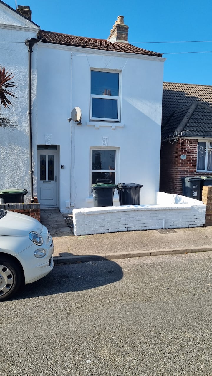 Central Dog-friendly Town-house 3bed/slp8 - Isle of Wight