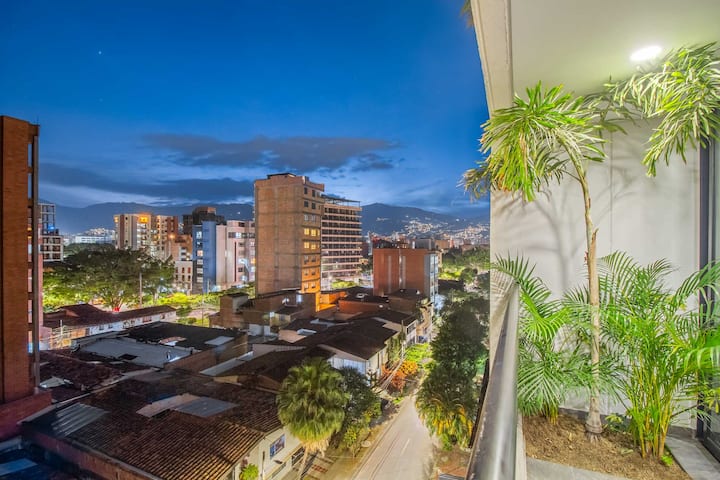 Skyline Views, Elevator Doors, 70” Tv, Ac & Wifi - Medellín