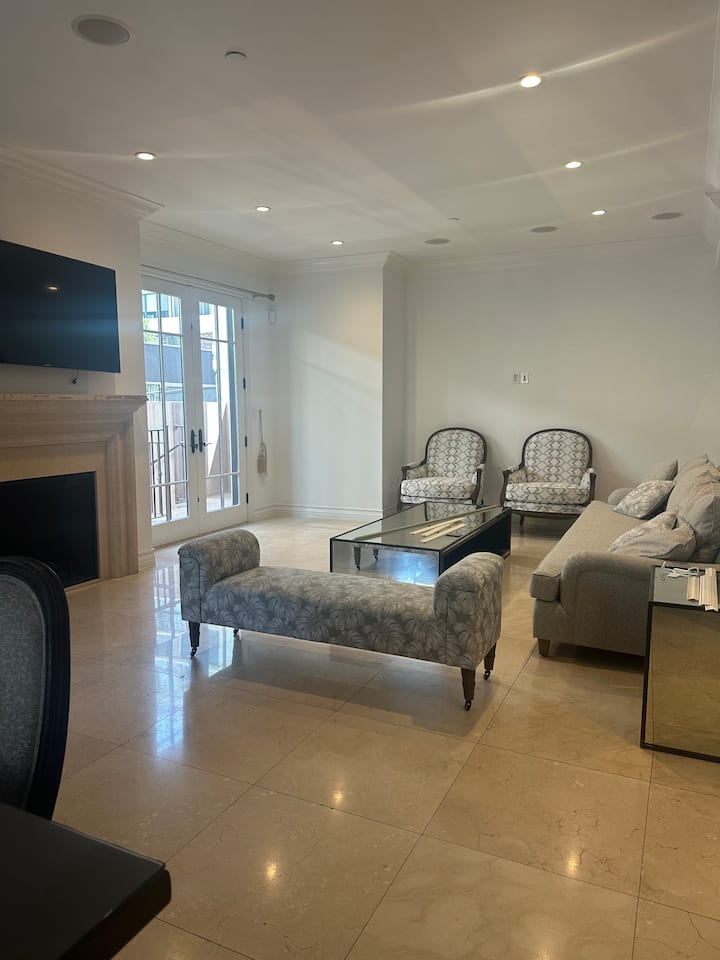 Best2 Bedrooms In Beverly Hills - Beverly Hills, CA