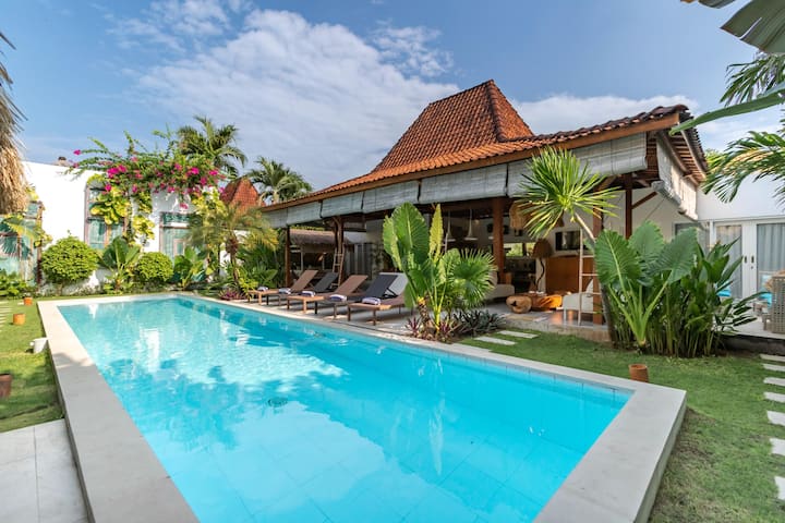 Traditionally Designed Seminyak Villa With Garden - Seminyak