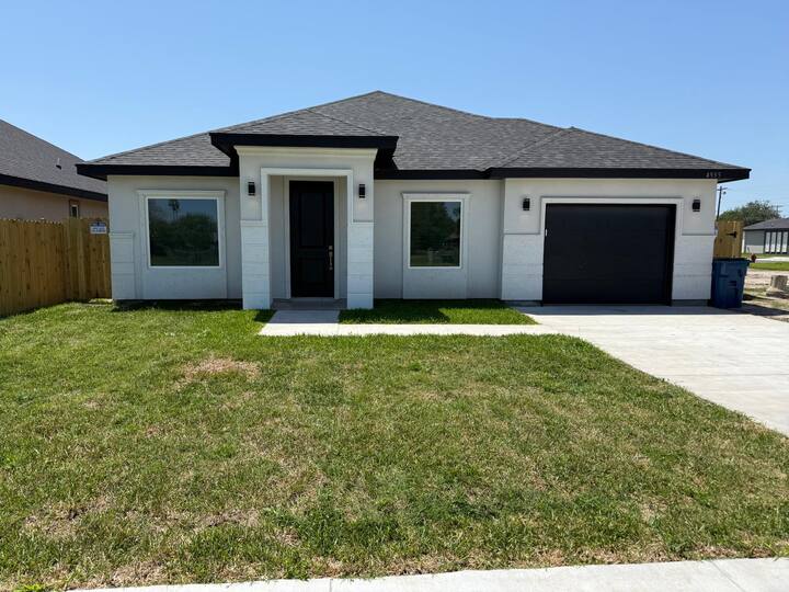 New House With Pool And Backyard - Brownsville, TX