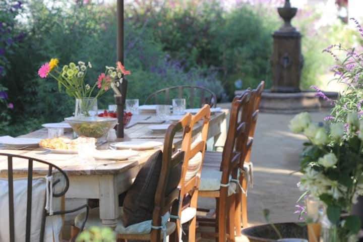 Elegant Upper W Courtyard Garden Dining Space - Bel Air - Los Angeles
