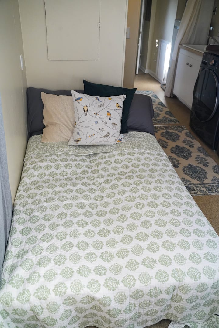 Studio W/ Private Bath - Salem, OR