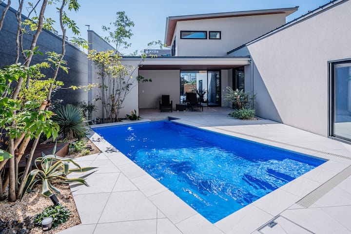 福岡の一棟貸しヴィラ・駅まで徒歩1分・プライベートプール・ゴルフシュミレーション・屋内サウナ - Kitakyushu