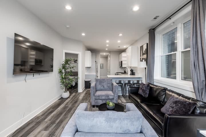 Renovated 3br Apt W/ In-unit Laundry & Parking - Chicago