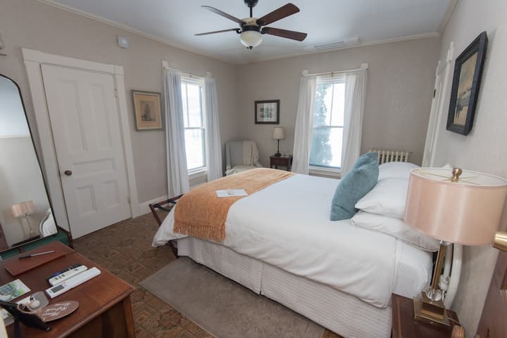 Limerock Inn - North Haven Room - Rockland, ME