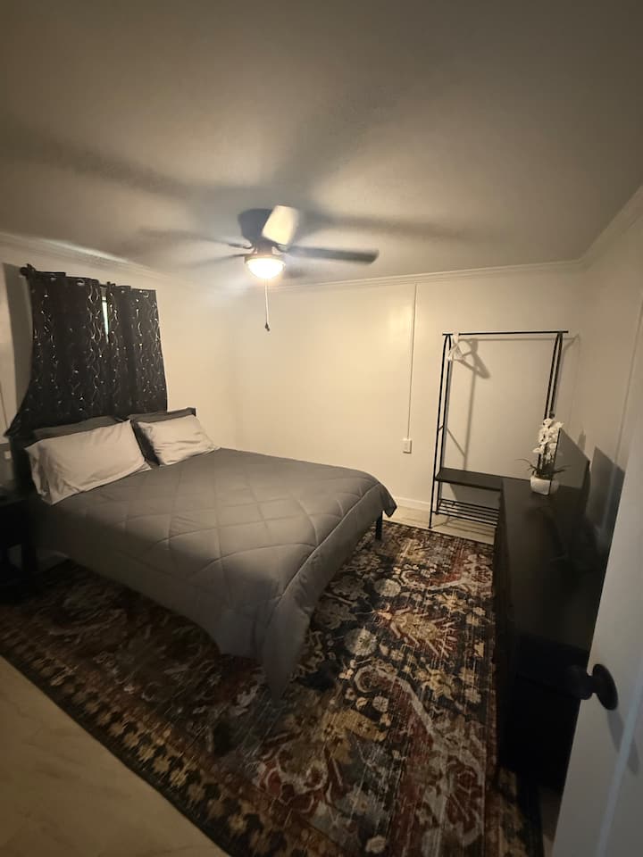 Minimalist Manor - Bonaire, GA