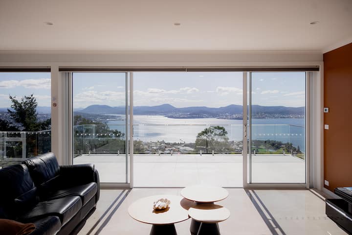 Modern Luxury &  Sweeping Views In Sandy Bay - Hobart