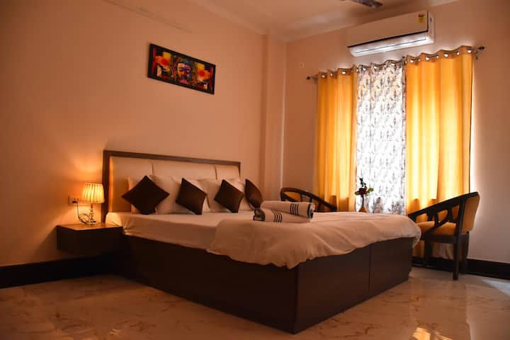 Yellow Leaf Balcony Apartment - Rishikesh