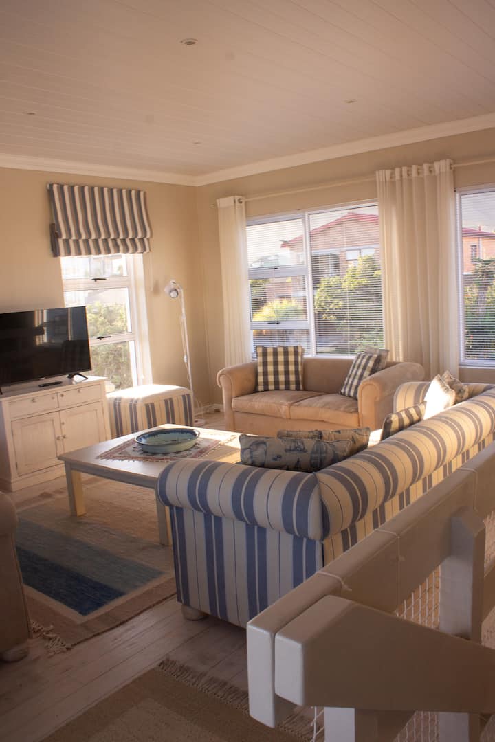 The Blue House – A Relaxing Coastal Getaway - Kleinmond
