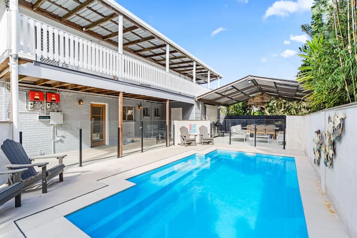 Hervey Bay Holiday House - 5 Bed, Pool, Beach - Hervey Bay