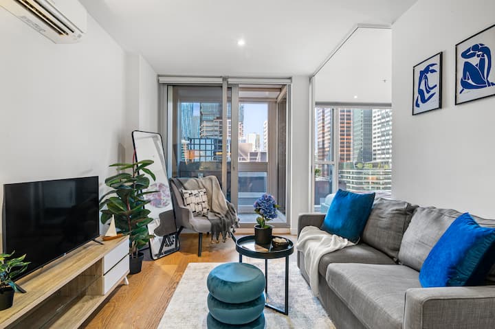 Cbd Elegance | 2br Apt W/pool, Gym & City Views - Melbourne