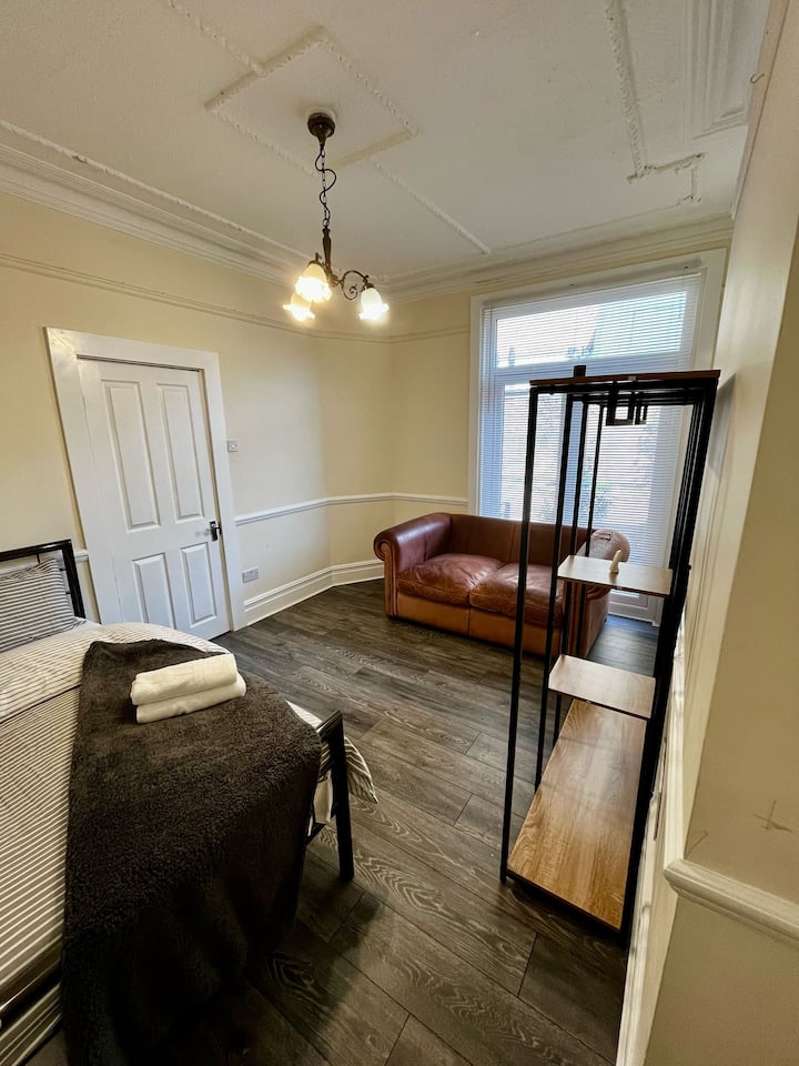 Lovely Room To Available In A House. - Southend-on-Sea