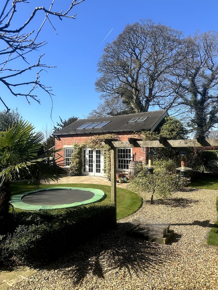 Countryside Retreat In Elegant Garden - Jodrell Bank