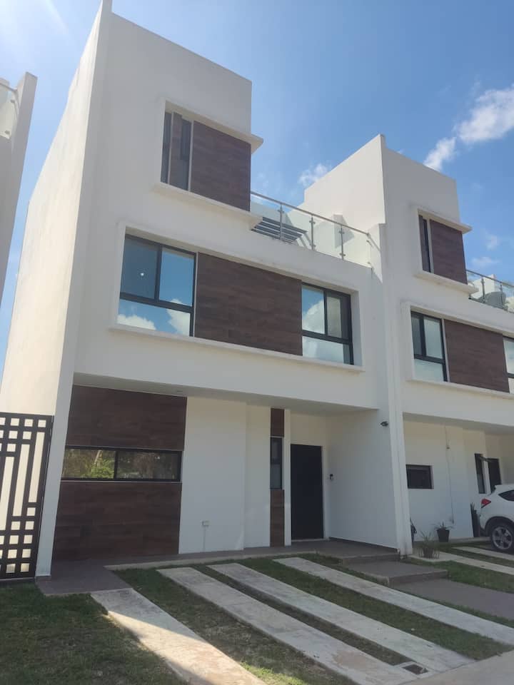Moderna Casa 3 Pisos Condominio  Playa Del Carmen - Playa del Carmen
