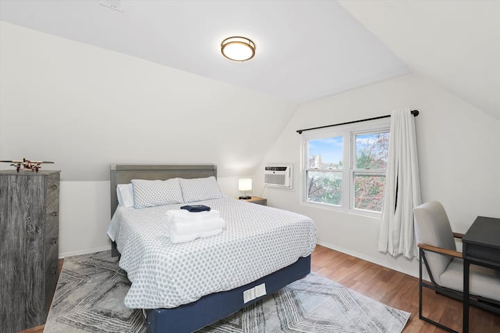 Top-floor 1br | Steps To Logan - Chicago, IL