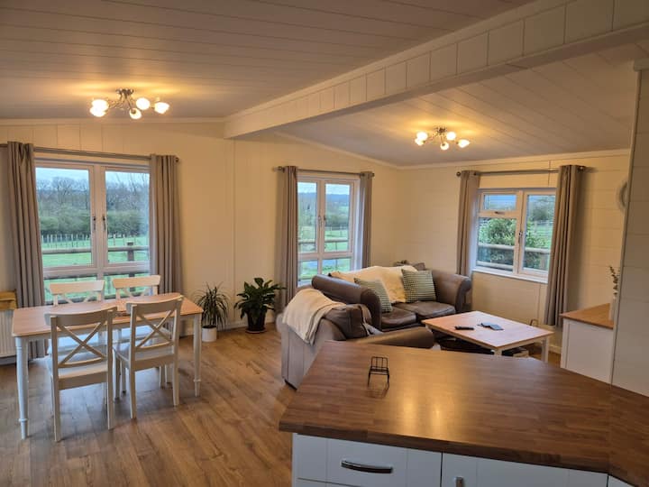 Charming 3-bedroom Log Cabin - Leicester