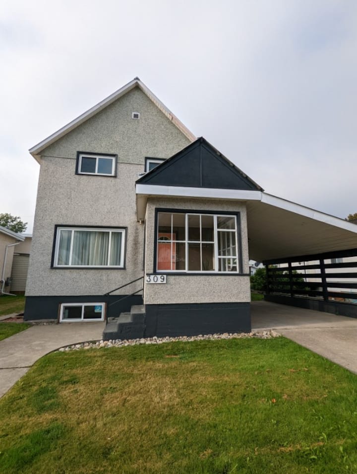 4 Bdrm Renovated Downtown Home - Revelstoke