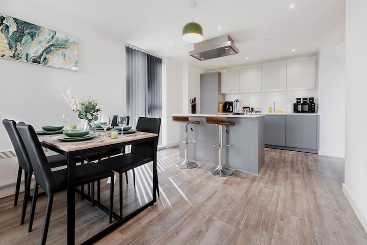 Skyline Views | 2 Bed In Prime Location | Parking! - Birmingham