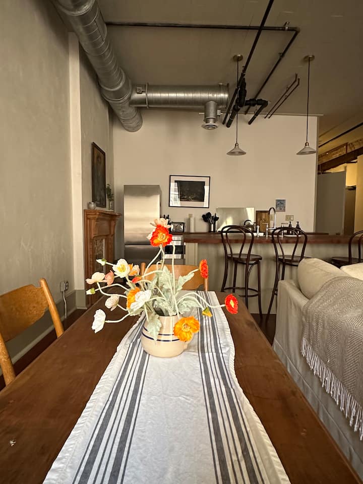 Luxuriously Large Vintage Charm - New Orleans, LA