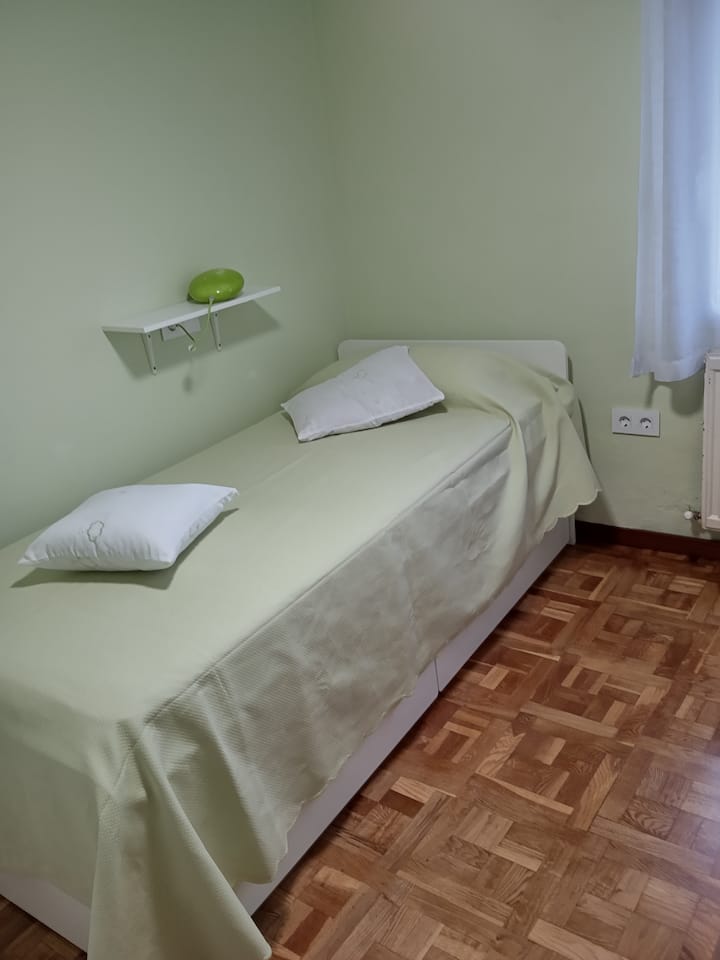 Hab.cama Individ, Agradable, Limpiez Y Lavande.31€ - Pamplona
